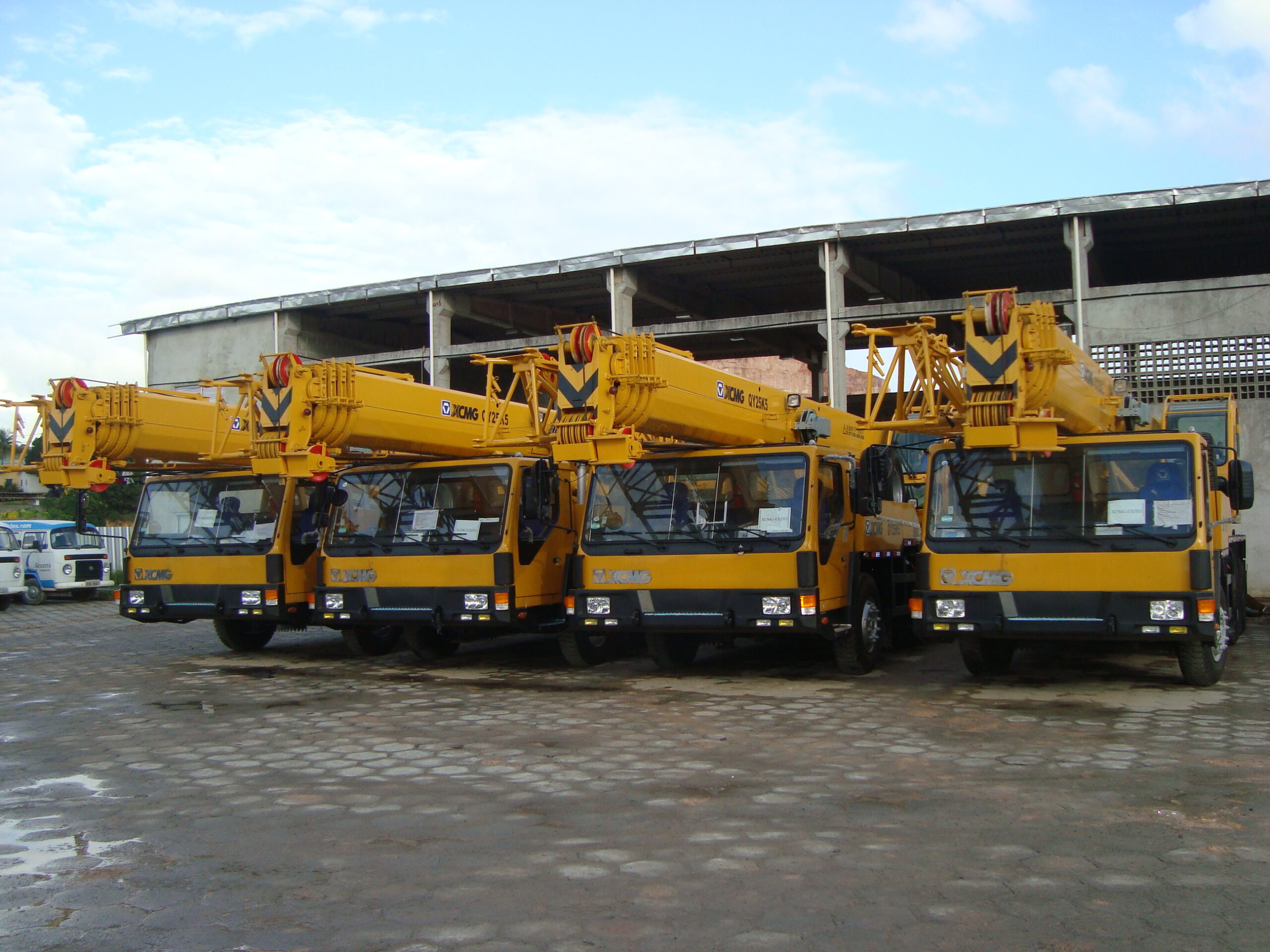 Guindastes 20 a 220 toneladas - Bezerra Guindastes e Transportes